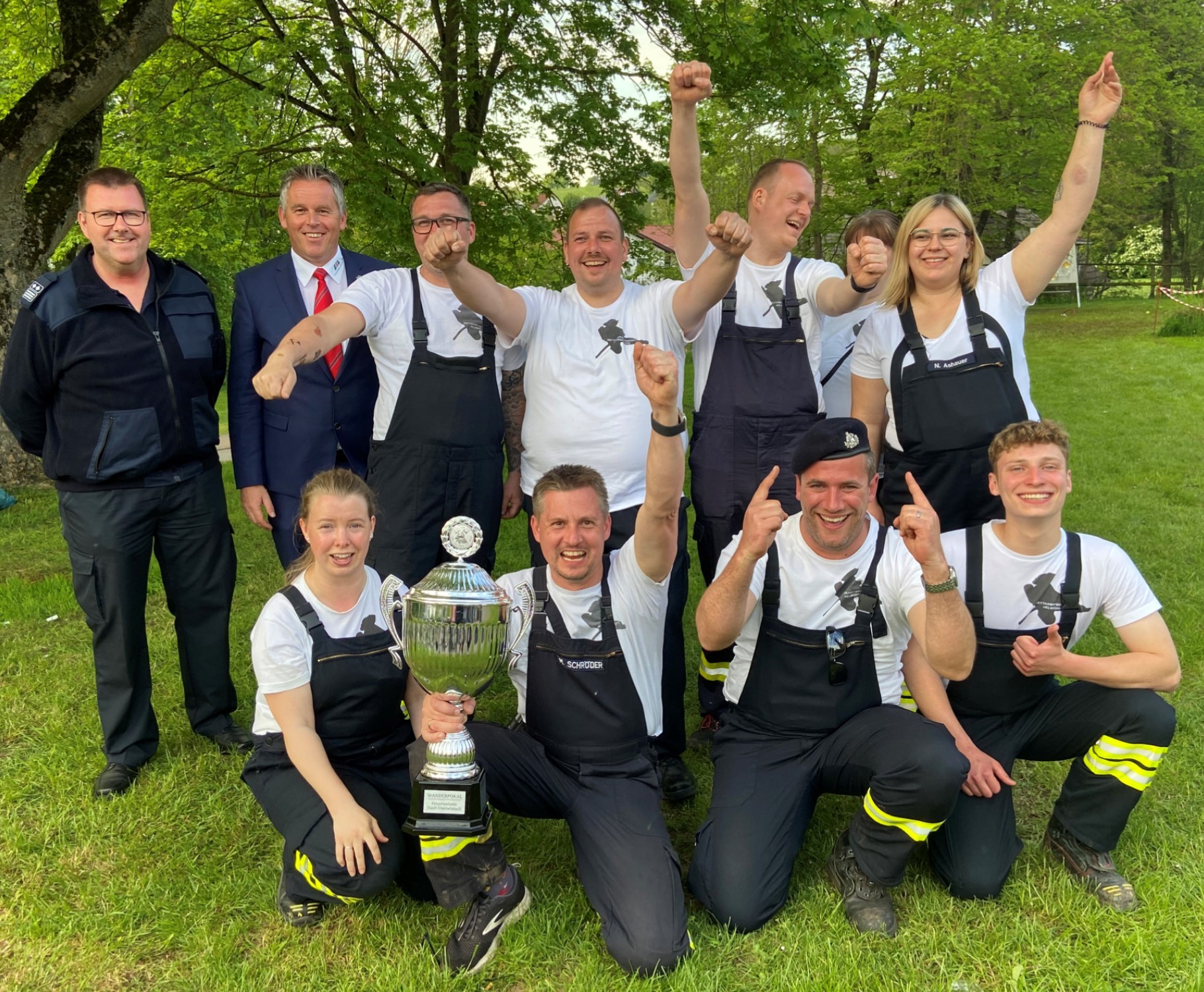 Doppelter Jubel beim Helmighäuser Spitzenteam - Stadtpokal und Neubau ...