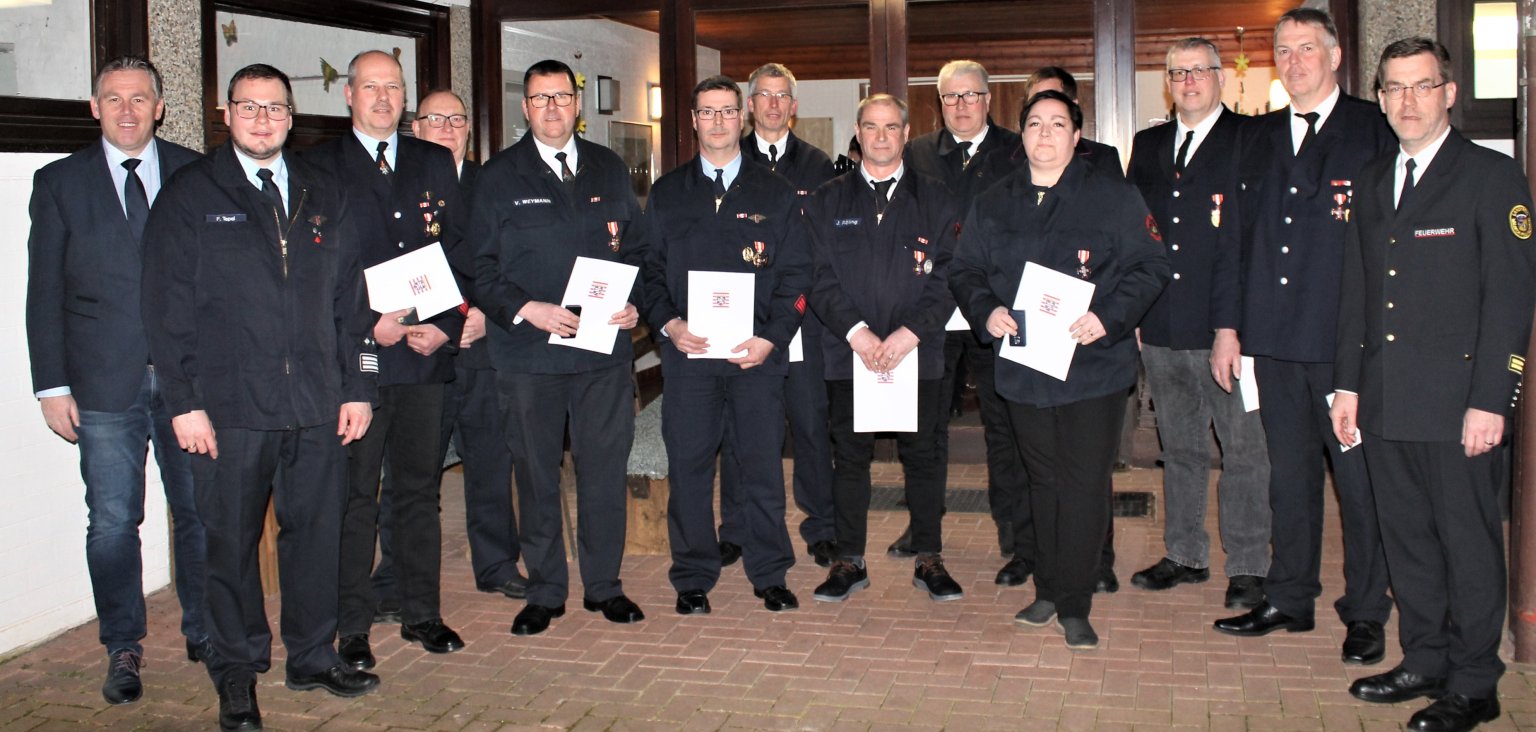 Neues Feuerwehrhaus und Fahrzeuge in Diemelstadt | Startseite